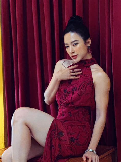 Angela Phương Trinh Tiếp Tục để Lộ Bờ Vai Vạm Vỡ Cơ Bắp Cuồn Cuộn Như