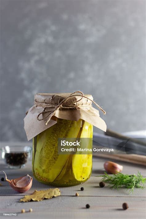 유리 항아리에 절인 발효 오이 회색 나무 배경에 마늘 후추 딜피클 0명에 대한 스톡 사진 및 기타 이미지 0명 건강한 식생활 계절 Istock