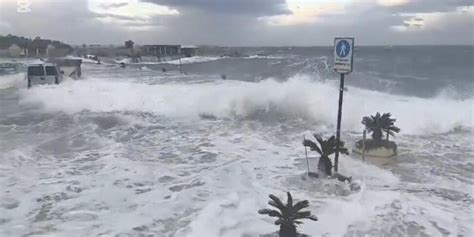 Sulle Isole Eolie Si Abbatte Un Mini Ciclone Onde Fino A 5 Metri A