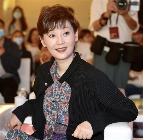 徐帆老得很真实，碎花长裙配针织衫优雅温柔，端庄稳重好有气质鱼司辰yusichen新浪博客