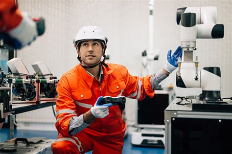 자동 기계를 검사하는 로봇 컨트롤러를 지주는 전문 기술자 2명에 대한 스톡 사진 및 기타 이미지 2명 개발 건설 기계류 Istock