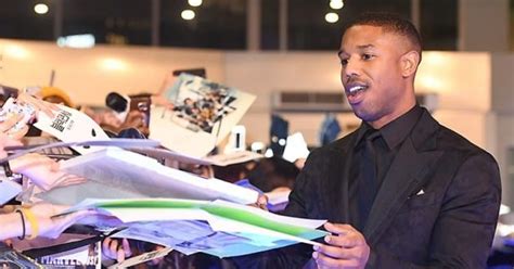 [포토] 마이클 B 조던 팬들에게 사인 선물~