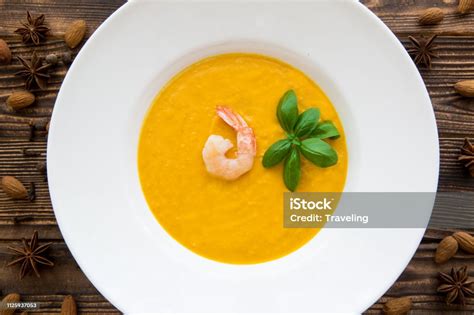 새우와 바 질 잎 향신료와 당근을 혼합 맛 있는 호박 크림 수프 최고의 볼 수 있습니다 건강한 식생활에 대한 스톡 사진 및 기타