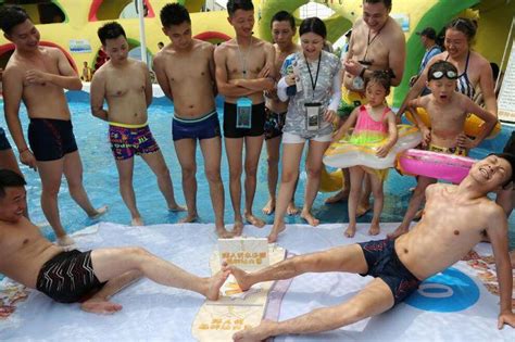 一你定没看过！重庆一水上乐园上演巅峰“对脚”