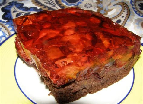 Przepis Ciasto kakaowo korzenne z owocami i galaretką przepis