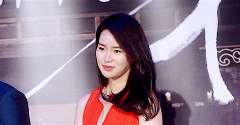 포토엔 임지연 원피스아래 돋보이는 각선미