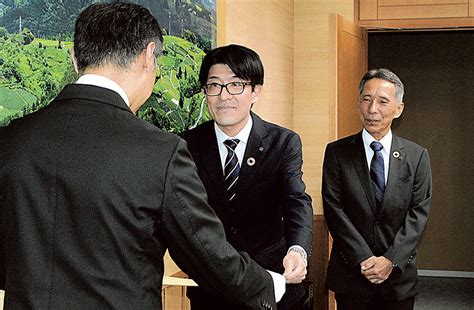 信金中金に褒章伝達 掛川市役所｜静岡新聞digital 静岡県のニュース