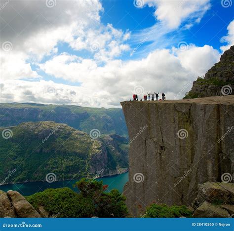 Gente En El Borde Del Acantilado Foto De Archivo Imagen De Hermoso