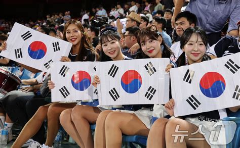 `경기장의 꽃` 치어리더 열전 태극기 든 치어리더들 Zum 뉴스