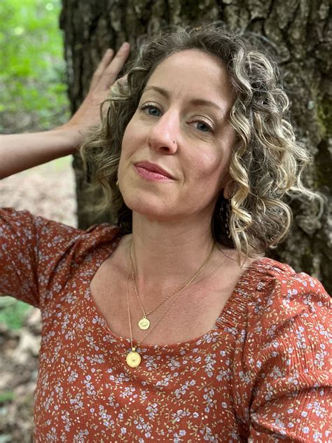 Ecosexual Woman Claims Shes In Love With Oak Tree