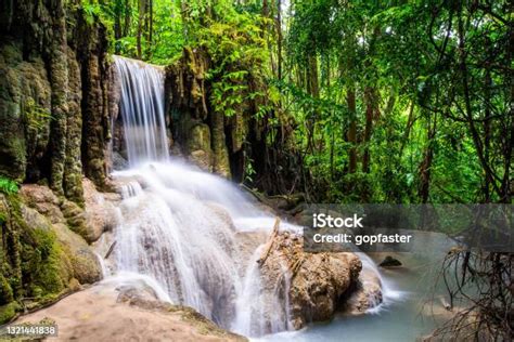 Air Terjun Di Musim Semi Dengan Warna Air Zamrud Biru Di Taman Nasional