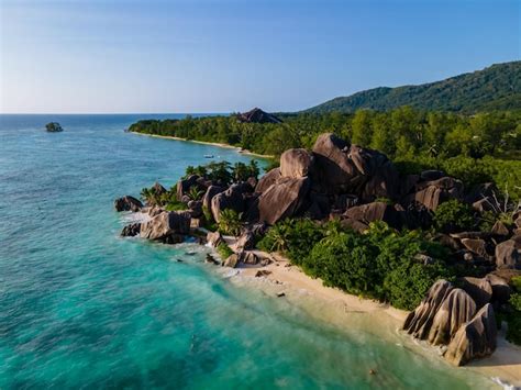 アンス ソース ダルジャン ビーチ ラ ディーグ島 セイシェル 熱帯の島のラ ディーグ島セイシェルのドローン空撮 鳥瞰図 プレミアム写真