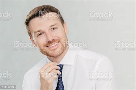 긍정적 인 표정으로 만족 남성 노동자 넓은 미소를 가지고 파트너와 의기양양한 계약을 기뻐하고 흰색 스튜디오 벽에 고립 된 우아한 옷을 입고 사람 긍정적 인 감정 개념 35