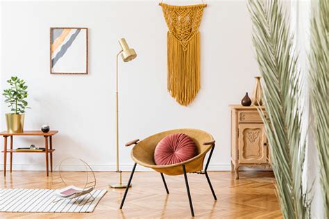 골드 안락의 자 복고풍 디자인 가구 포스터 프레임 식물 열 대 잎 노란색 마크 라 메 및 램프와 거실의 세련 되 고 우아한 Scandi 홈 인테리어 아늑하고 따뜻한 방 실내