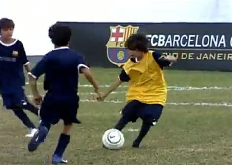 La Cajita Feliz Un Niño Sin Pies Juega Al Fútbol