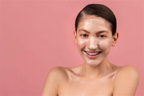 Donna Sorridente Di Vista Frontale Con Crema Per Il Viso Foto Gratis