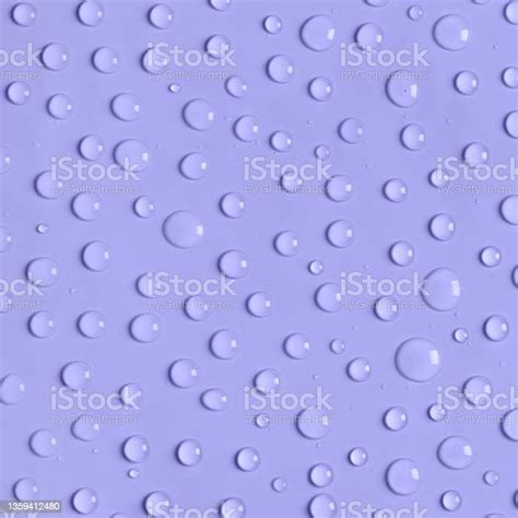 보라색 배경에 물이 떨어집니다 물 질감이 닫힙습니다 물 방울로 덮인 배경 유리 물 거품 2022 년 색상이있는 트렌디 한 배너는 매우 Peri입니다 2022년에 대한 스톡
