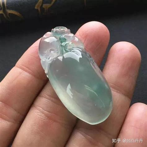 来自大马砍的水石，切开让人眼前一亮，凑近一看更是价值不菲！ 知乎