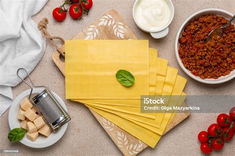 신선한 라자냐 시트 및 이탈리아 파스타 라자냐 요리를위한 기타 재료 고기 소스 또는 라구 볼로냐 지상 고기 및 토마토 소스 파르