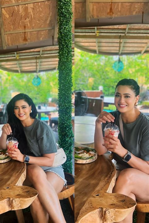 Shweta Tiwari Is Showing Her Thunder Thighs And Voluptuous Booty At