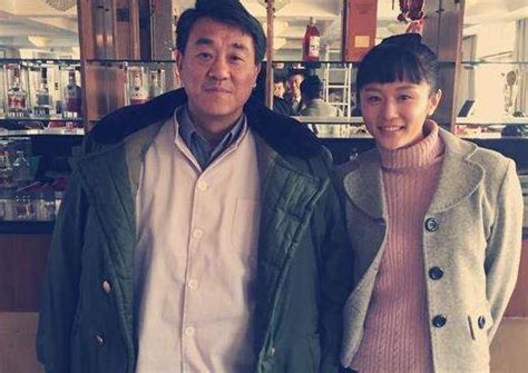 老戏骨何冰，与老婆李海洋，初恋至今感情如胶似漆