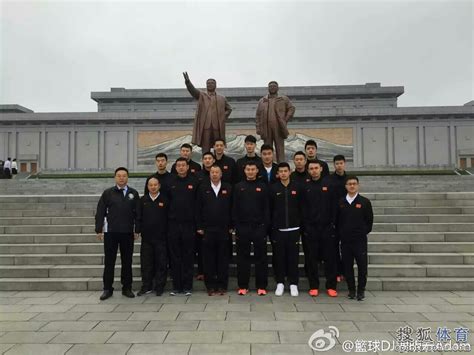 国奥男篮抵达朝鲜平壤 金日成广场前合影 国际在线
