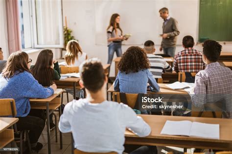 고등학교에서 수업에 참석 하는 학생의 큰 그룹의 후면 볼 수 있습니다 고등학교에 대한 스톡 사진 및 기타 이미지 고등학교