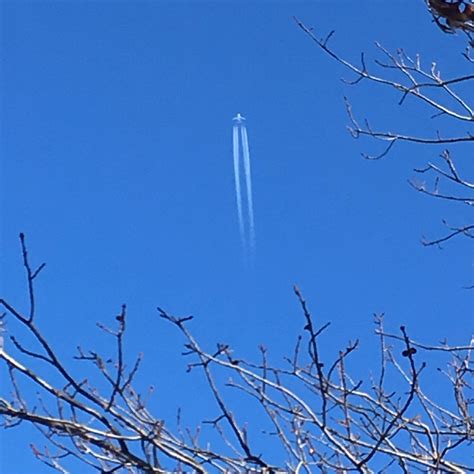 Meteorology Why Does This Contrail Diverge And Then Converge Earth