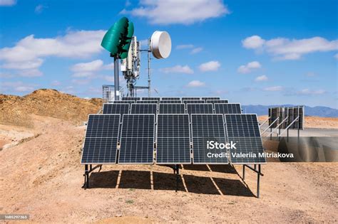 하늘 배경에 태양 전지판 태양 광 발전소 파란색 태양 전지판 대체 전기 공급원 들판이나 대초원에 있는 태양광 발전소 고화질 사진 0명에 대한 스톡 사진 및 기타 이미지