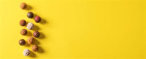 밝은 노란색 배경에 다양한 충전재가 있는 초콜릿 트러플 사탕 0명에 대한 스톡 사진 및 기타 이미지 0명 갈색 개체 그룹
