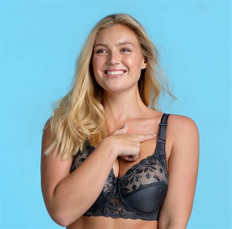 This Is How You Get The Shoulder Straps On Your Bra To Stop Sliding Down