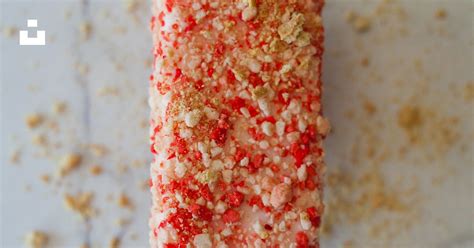 토핑을 얹은 드럼스틱 아이스크림의 초점 사진 사진 Unsplash의 무료 음식 이미지