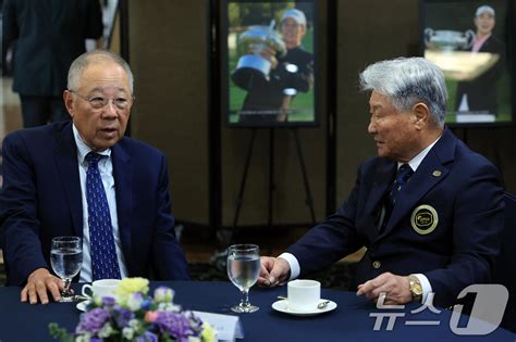 류진 풍산그룹 회장 고 연덕춘 고민 일본오픈 트로피 복원 기념식 참석