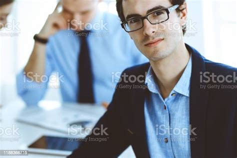 현대 사무실에서 회의에서 질문을 논의 하는 비즈니스 사람들의 그룹입니다 협상에서 사업가의 헤드 샷 팀워크 파트너십 및 비즈니스