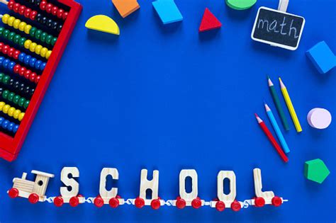 아름다운 다채로운 수학 나무 아바쿠스 고전적인 파란색 배경에 블록 아이들을위한 흥미롭고 재미있는 수학 교육 학교 개념으로