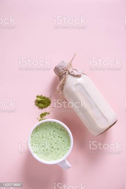 휘핑 말차 라떼 컵 가루 녹차 더미 건강한 유기농 건강에 좋은 생 비건 우유 한 병 플랫 레이 가루로 빻은에 대한 스톡 사진 및