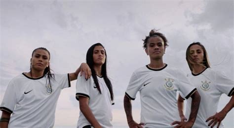 Confira imagens da nova camisa do Corinthians em alusão ao ano de Gazeta Esportiva