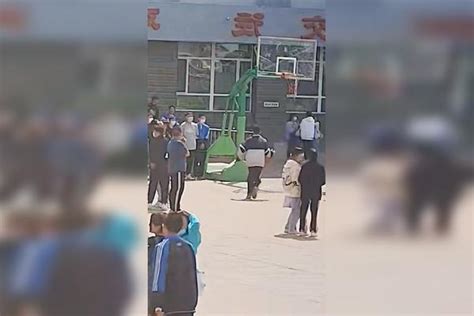 怎么好像没有发力就上去了，散步扣篮？扣篮