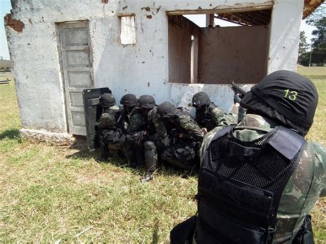 O Exército Brasileiro Treina Para O Combate Urbano Forças Terrestres