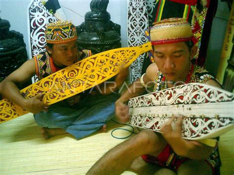 ALAT MUSIK DAYAK ANTARA Foto