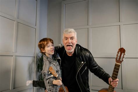 4현 악기 6현 악기 가족 가족 활동 검은색 가죽 자켓 고령자 관계 기발한 기쁨 기타 연주 기타리스트 남성 단란함 레저 레크리에이션 뮤지션 바보