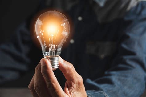 회계 아이디어 및 창조적 인 개념을위한 전구와 복사 공간을 들고 남성의 손 개념에 대한 스톡 사진 및 기타 이미지 개념 개념과 주제 기민 Istock