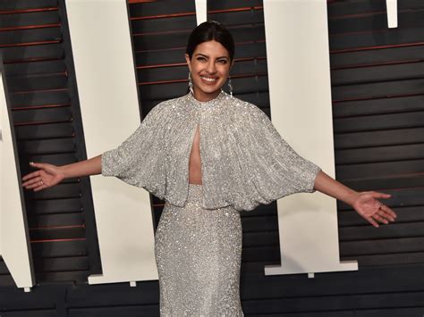 Priyanka Chopra Sari Dorado