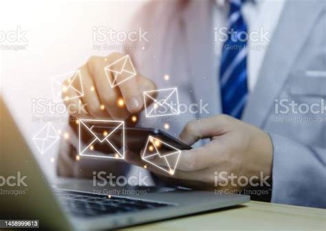 스마트 폰과 노트북 전자 메일 개념에서 편지를 보내는 사업가 개념에 대한 스톡 사진 및 기타 이미지 개념 고객 참여