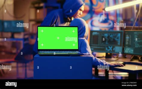 Green Screen Laptop im Bunker mit Graffiti Wänden von Hackern als