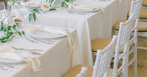 공식 행사 긴 테이블 꽃 장식 낭만적인 냅킨 녹지 디자인 리셉션 매우 복잡한 모임 벽돌 벽 분위기 샹들리에 세련된 스타일리시한 식기류 식사