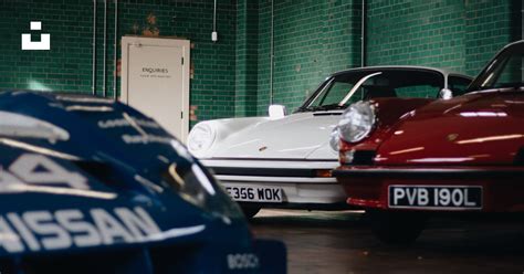 실내에 흰색 빨간색 파란색 포르쉐 스포츠 쿠페 3대가 있습니다 사진 Unsplash의 무료 비스터 헤리티지 이미지