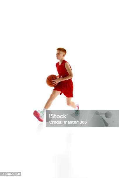 소년 농구 선수 공을 가지고 움직이는 것 흰색 스튜디오 배경에 고립된 훈련의 전체 길이 동적 이미지 10 11세에 대한 스톡 사진 및 기타 이미지 Istock