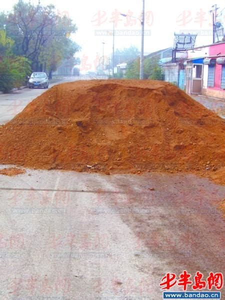 清晨马路上现土堆疑是大货故意倾倒 图 搜狐滚动