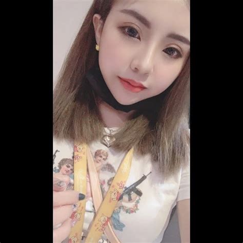 我覺得 該死的應該是你男友 因為別的女生的爸爸在拿ak 瞄準你男友的頭 而且沒有手抖 😂😂🤣🤣
